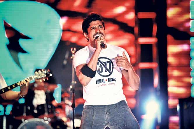 Farhan Akhtar dons new avatar for Raees | Bollywood