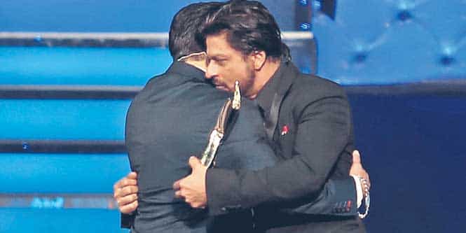 SRK, Salman hug at awards function | Hindustan Times