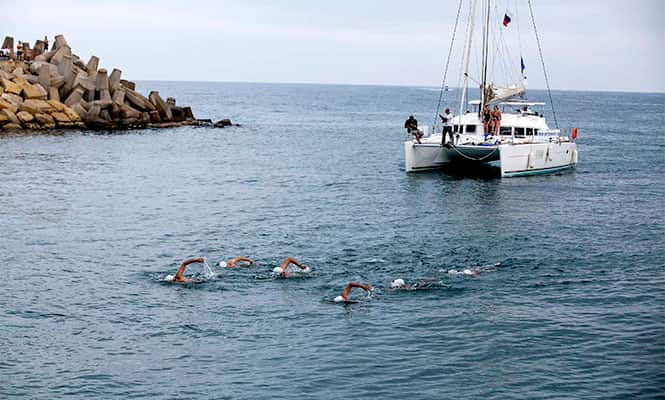Israeli swimmers battle plastic bags to take open water record | World News