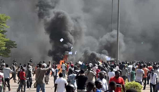 Burkina Faso: Protesters burn down parliament | World News