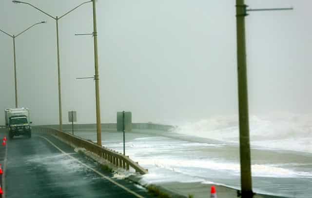 Cyclone slams into northeast Australia, buildings damaged | World News