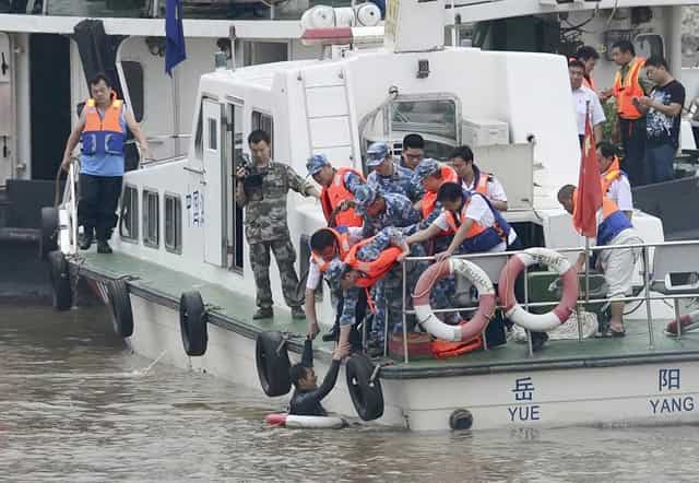 Murky waters, sharp currents complicate China ship rescue | World News