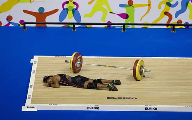 Woman weightlifter faints during lift, comes back to win silver ...