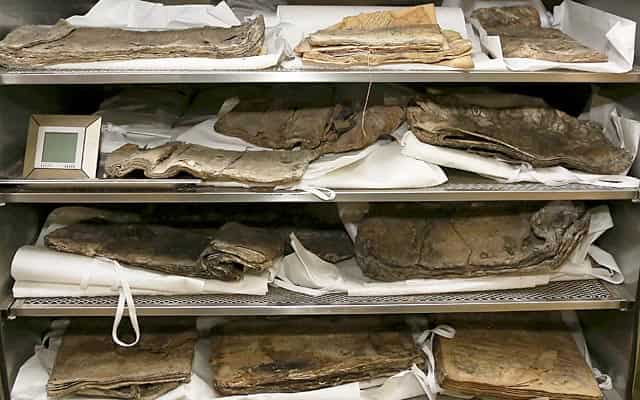 In the face of IS threat, Iraq digitising national library | World News