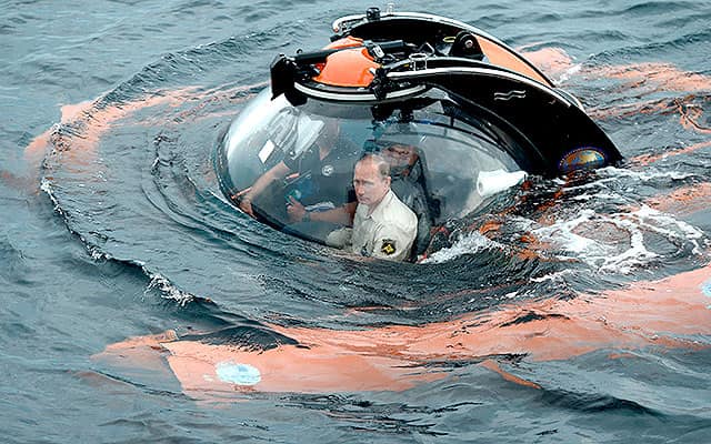 In pics: Action man Putin dives in mini-sub to explore shipwreck ...