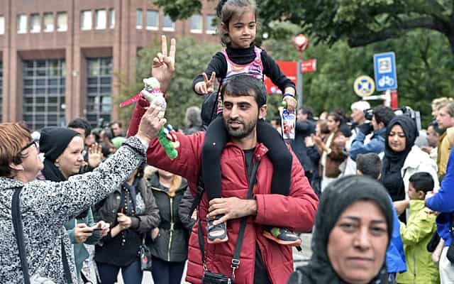 In pics: Syrian refugees arrive in Germany to 'welcome' signs | World ...