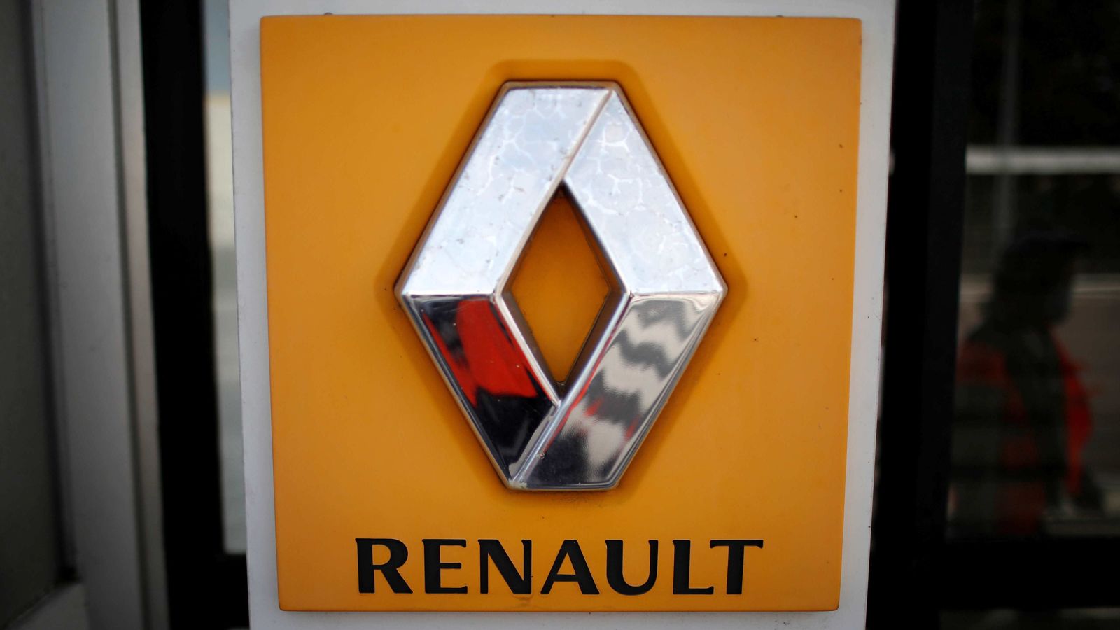 Renault reaches deal on 5 billion euro state-backed loan: Sources | HT Auto