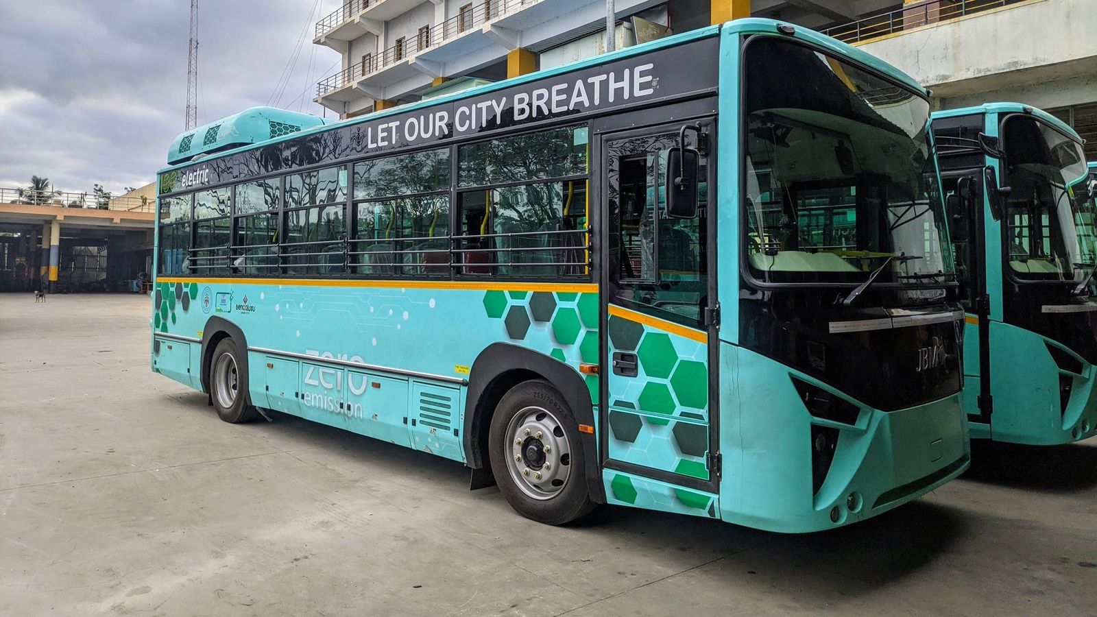 Bengaluru s First 25 Electric Buses Roll Out 65 More To Join Soon HT