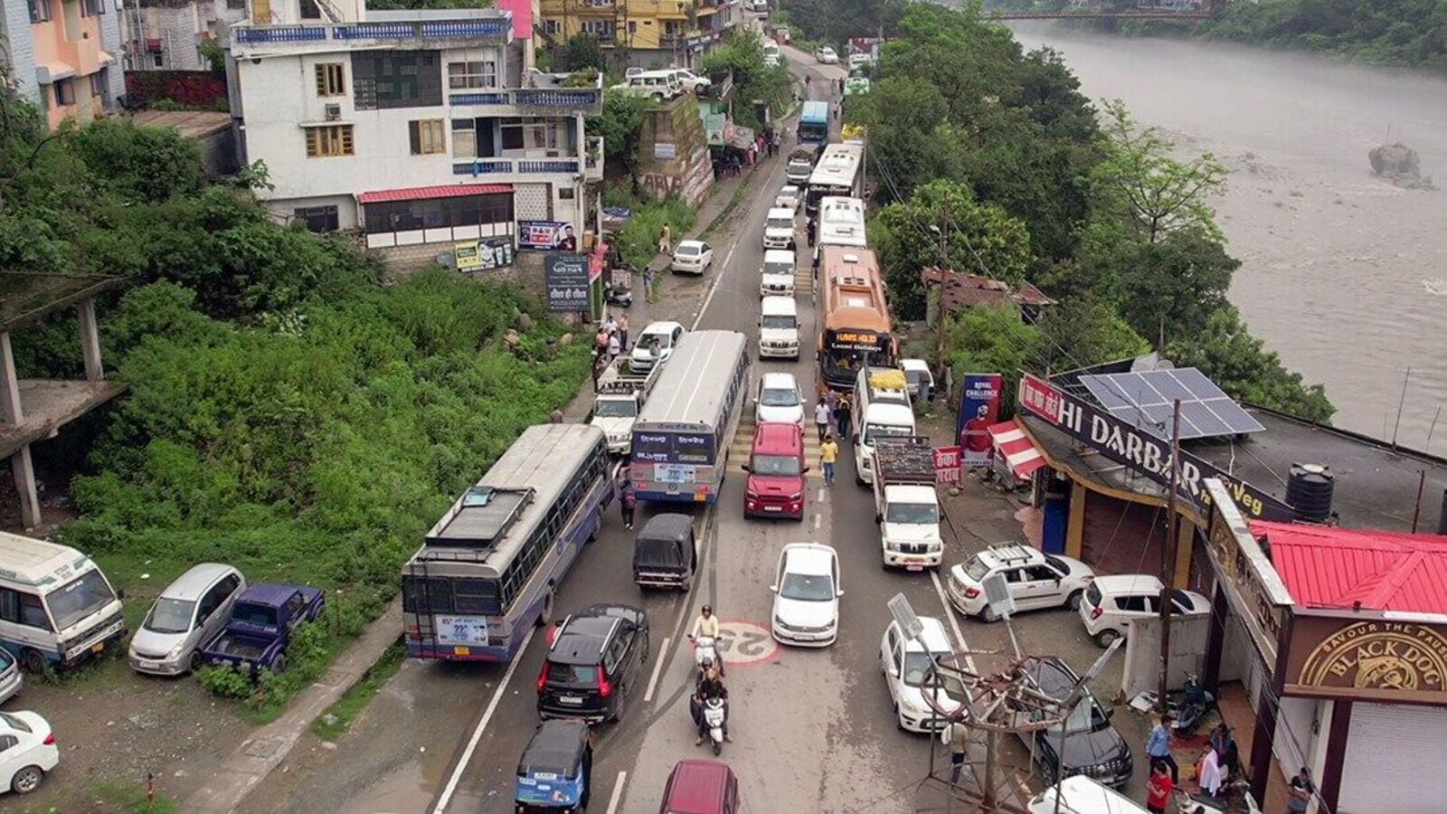 Traffic woes, tourists stranded due to Chandigarh-Manali Highway blockage | HT Auto