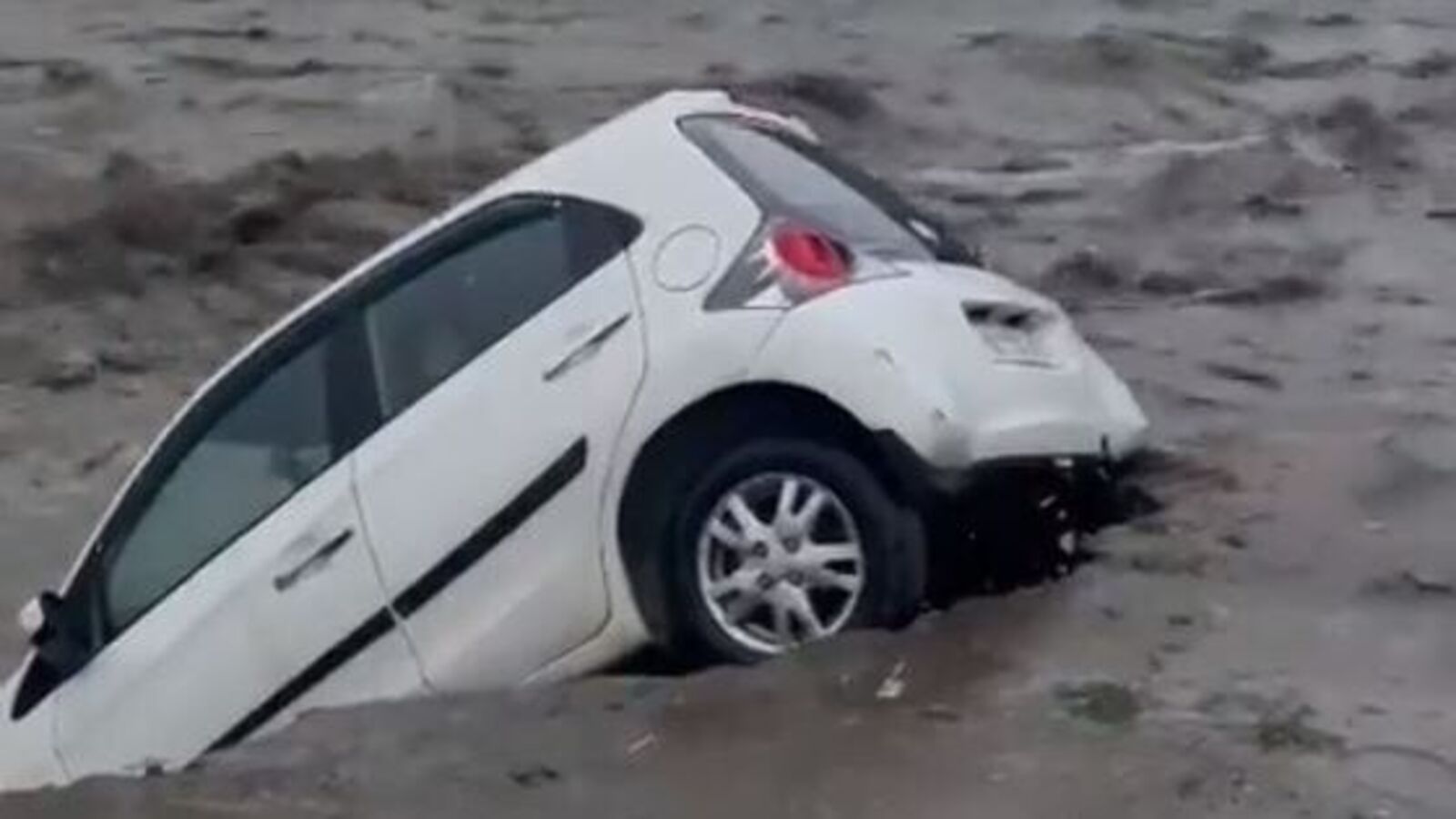 Flash floods and waterlogging cause havoc on cars and roads | HT Auto