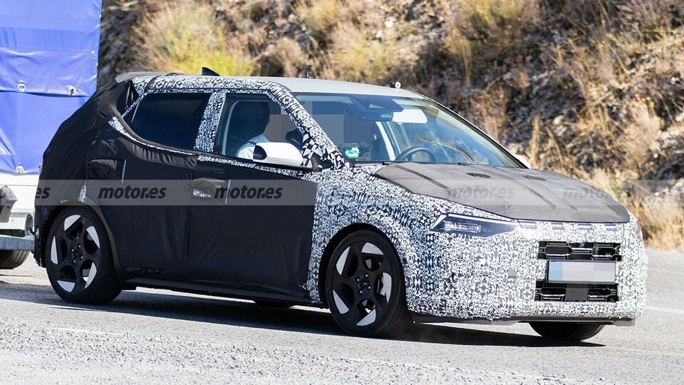 Next-gen Hyundai i20 spied testing: Premium hatchback gets a crossover ...