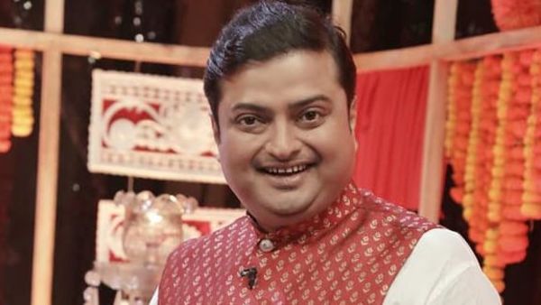 হেদুয়া পার্কে বান্ধবীর সঙ্গে কী করছেন বিশ্বনাথ? ছবি শেয়ার করলেন ...