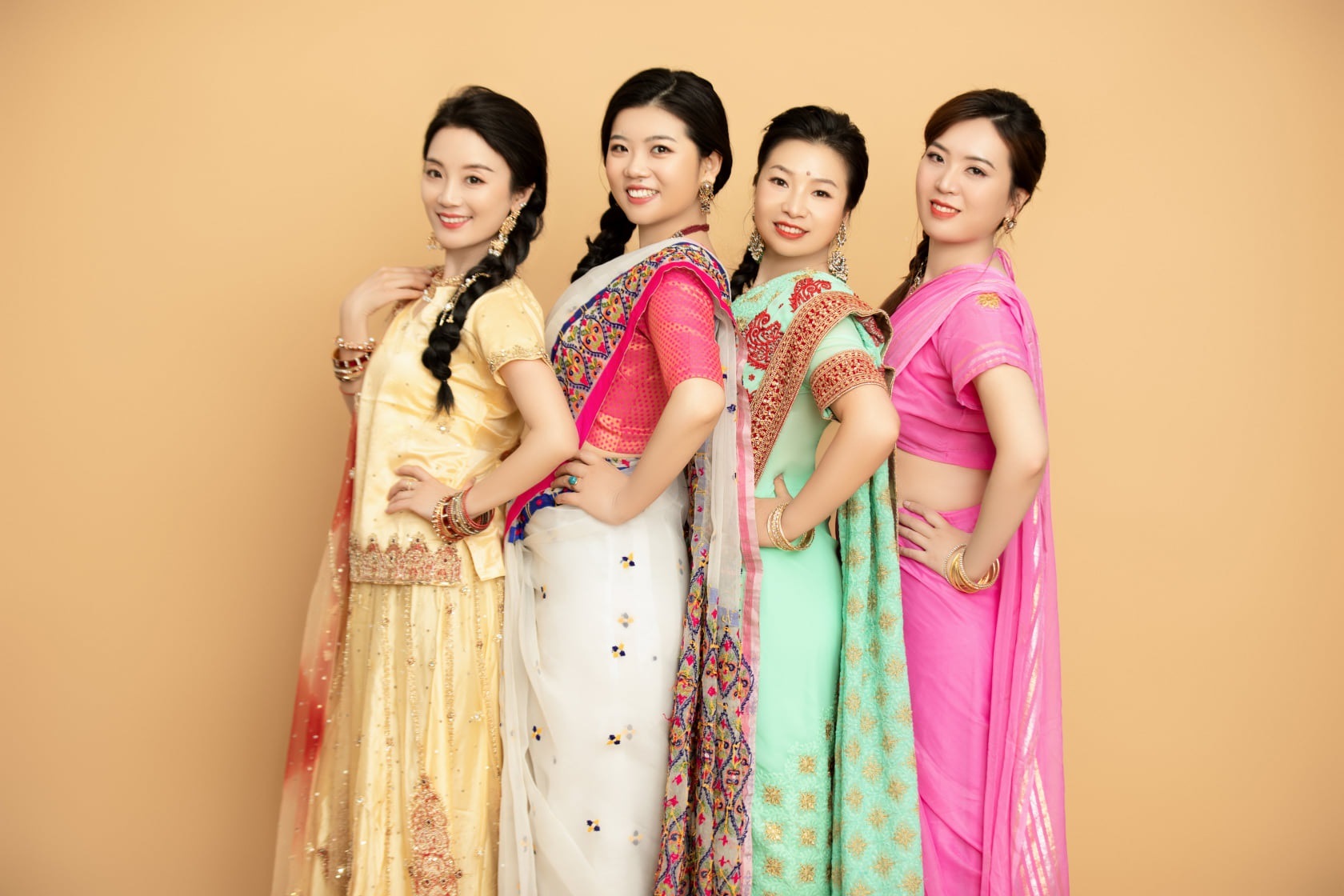 Chinese women are wearing saree: Viral ছবি: চিনে মহিলাদের ‘জোর করে ...