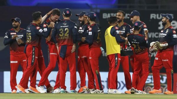 CSK vs RCB: হার্ষালের বোনকে শ্রদ্ধা জানাতে কালো ব্যান্ড পরে নামলেন ...