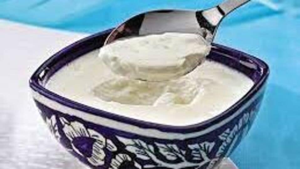 बाहेर पडताना दही आणि साखर का खाल्ली जाते; काय आहे त्यामागचं कारण, वाचा!