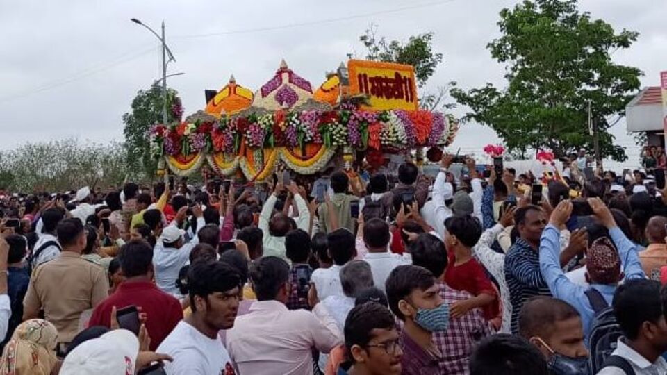 आजोळी मुक्काम आटोपून माऊलींचा सोहळा पुण्याकडे रवाना; हेलिकॉप्टरने होणार ...