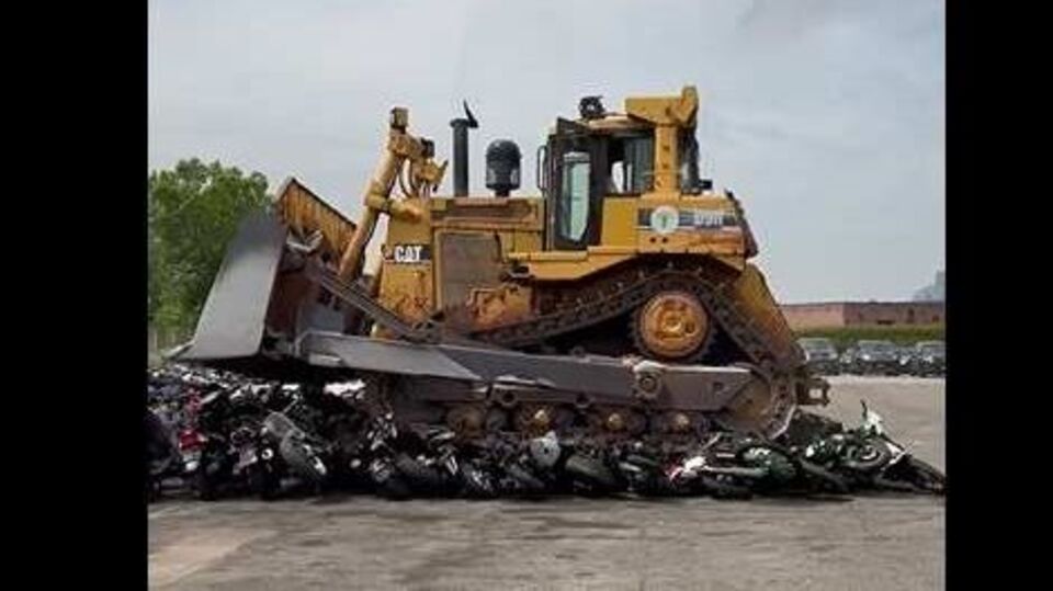 Bulldozer Viral Video: न्यूयॉर्कमध्ये १०० स्ट्रीट रेसिंग Bikes वर ...