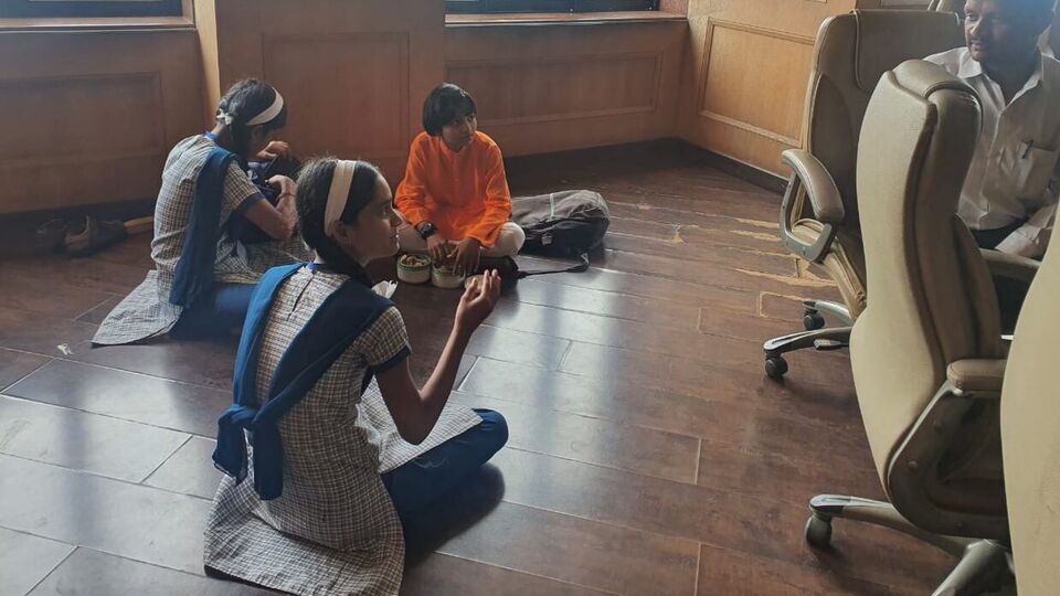 Pune ZP : जिल्हा वक्तृत्व स्पर्धेसाठी विद्यार्थी हजर; पण आयोजकच गायब ...