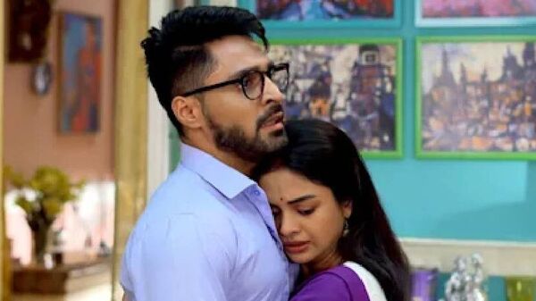 Gaatchora Latest Episode: অফিসের মধ্যেই ঋদ্ধির সঙ্গে ঘনিষ্ঠ খড়ি ...