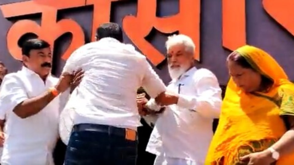 Dhule : मंत्री दादा भुसेंच्या दौऱ्यात '५० खोके एकदम ओके' च्या घोषणा ...