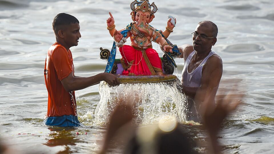 Ganpati Visarjan Photo: पुढच्या वर्षी लवकर या… बाप्पाला निरोप देताना ...