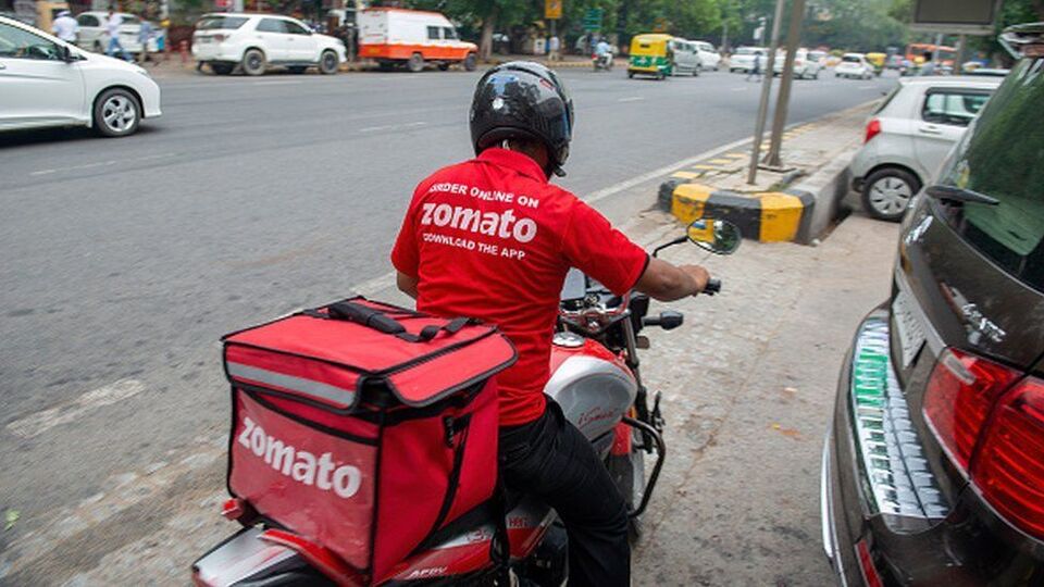Zomato Boy जेवणाचे पार्सल घेऊन आलेल्या झोमॅटो बॉयने तरुणीचा 8105