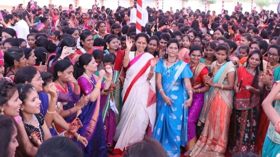 सुप्रिया सुळेंनी धरला गरब्याच्या तालावर ठेका, पाहा Video-watch ncp mp ...