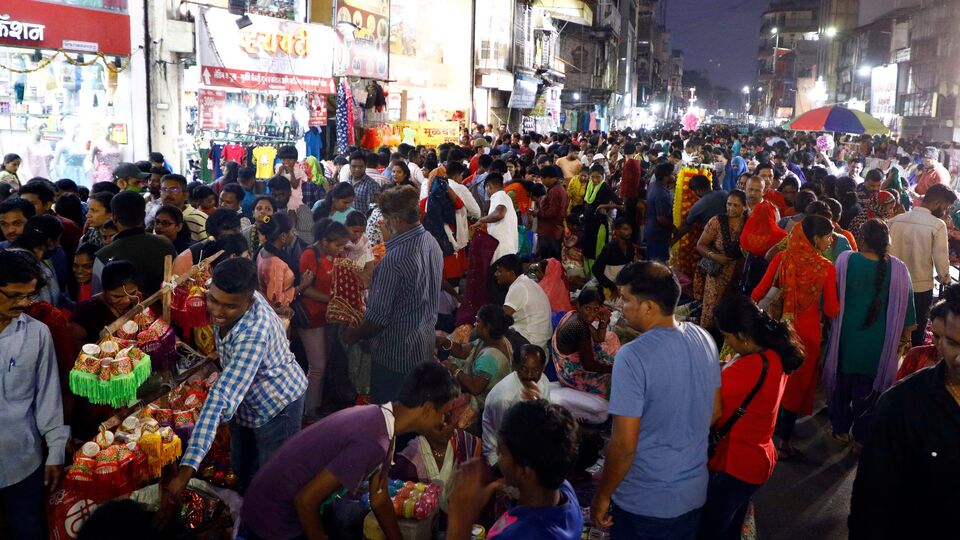 Pune Diwali Shopping : दिवाळी खरेदीसाठी पुणेकरांची झुंबड; वाहतूक ...