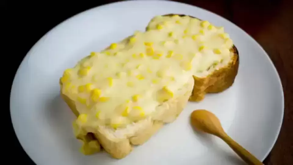 काही वेगळं खायचं असेल तर बनवा चीझी कॉर्न टोस्ट, ब्रेकफास्टसाठी आहे परफेक्ट