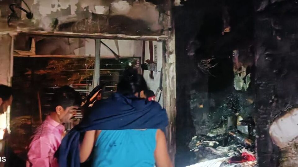 Pune Fire : पुण्यात फटाक्यांमुळे लागलेल्या आगीत फ्लॅट भस्मसात; तब्बल १७ ...