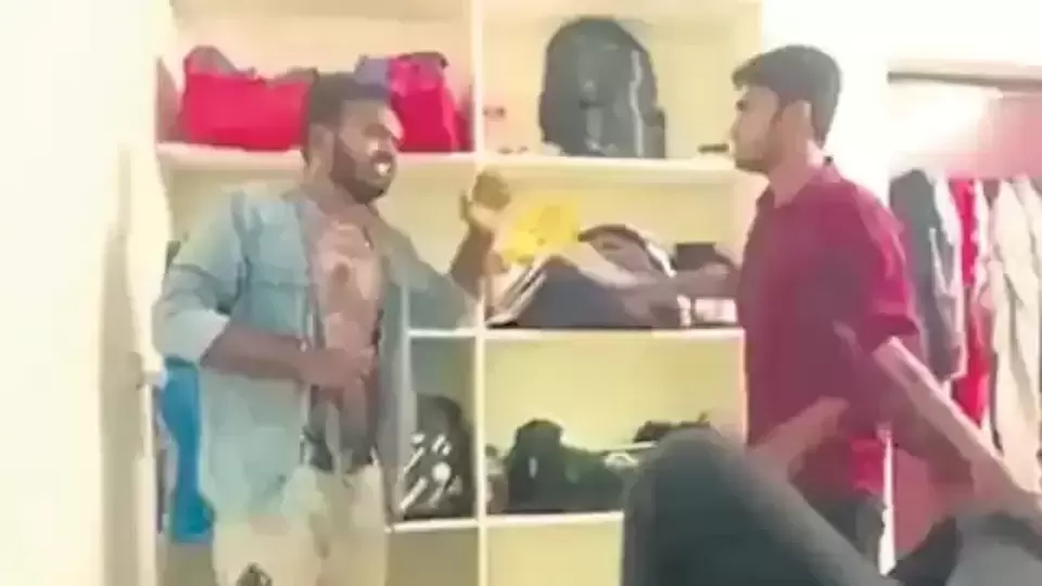 Ragging Case : विद्यार्थ्याच्या छातीवरून फिरवली गरम इस्त्री ...