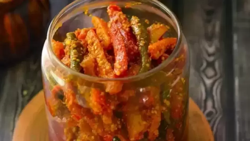 Gajar Achar Recipe: नेहमीच्या लोणच्यांपेक्षा बनवा गाजराचे लोणचं! आहे ...