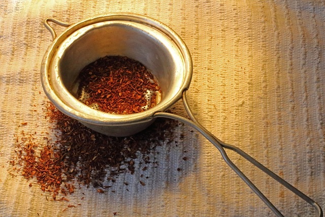 Tea Strainer Cleaning Tips: चहा गाळणीचे काळे डाग निघत नाही? या गोष्टींनी सहज होईल स्वच्छ