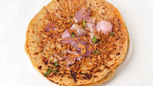 Peyaj Paratha Recipe: পেঁয়াজ পরোটায় জমে উঠুক শীতের সকাল, আচার-যোগে ...