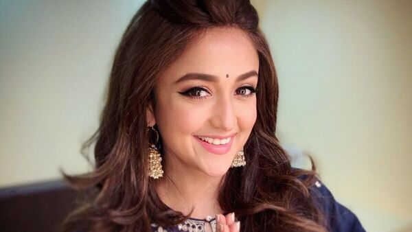 Monali Thakur: অদ্ভুত ভাবে বললেন ‘দিনহাটা’, মোনালি ঠাকুরের ইংরেজি শুনে ...