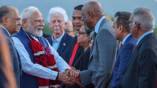 Modi in Mauritius: মরিশাসে পা রাখলেন মোদী, উদ্বোধন করবেন ভারতের টাকায় ...