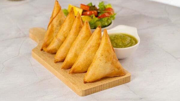 Jain Samosa: আলু-পেঁয়াজ ছাড়াই বানিয়ে ফেলুন জৈন সামোসা! মিষ্টি চাটনির ...