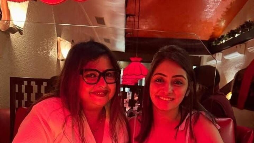 কেক কেটে হবু শাশুড়ির জন্মদিন পালন করলেন তিয়াসা, সঙ্গী হলেন সোহেল ...