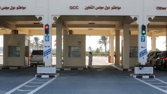 First Qatari vehicles cross border into Saudi after Gulf detente ...