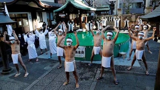 Japanese partake in annual ice bath ritual at Tokyo shrine | Trending