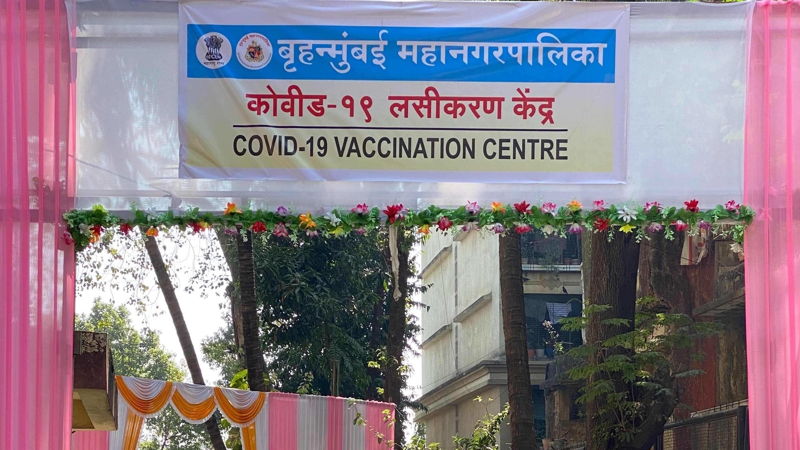 Over 3 lakh beneficiaries, 3,000 session sites on Day 1: India's Covid ...