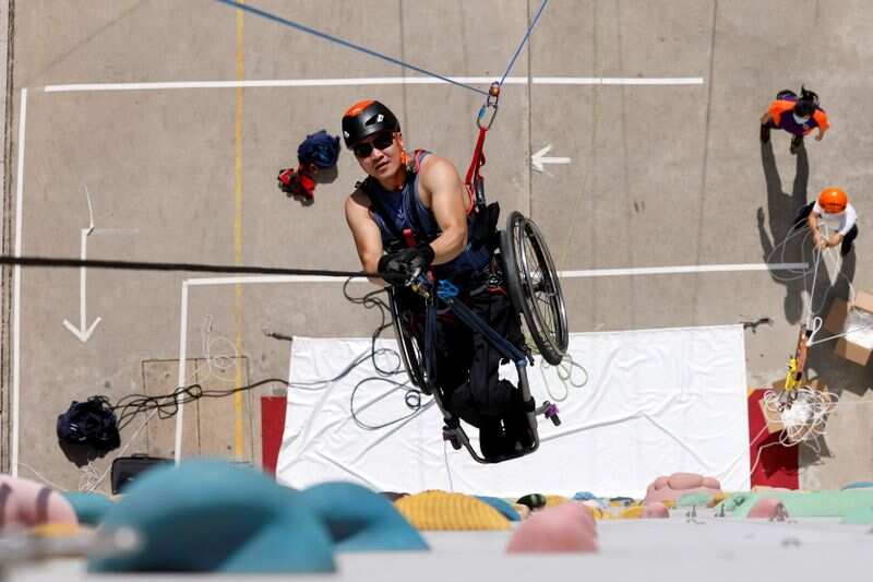 Paraplegic climbs up skyscraper using wheelchair in Hong Kong for this ...