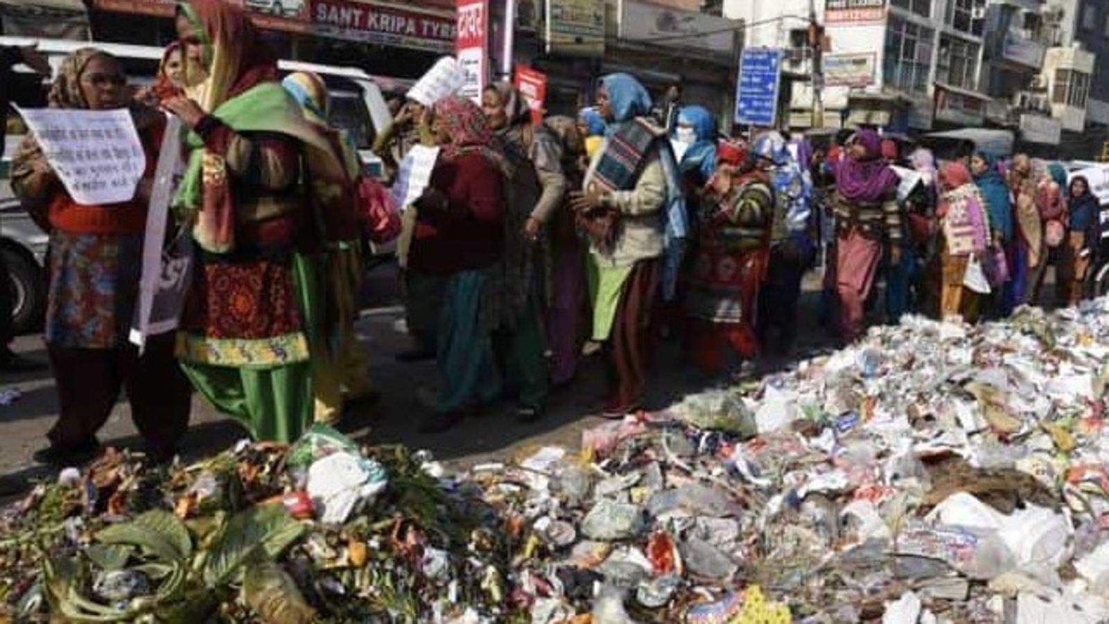 Garbage piles up as strike continues | Latest News Delhi