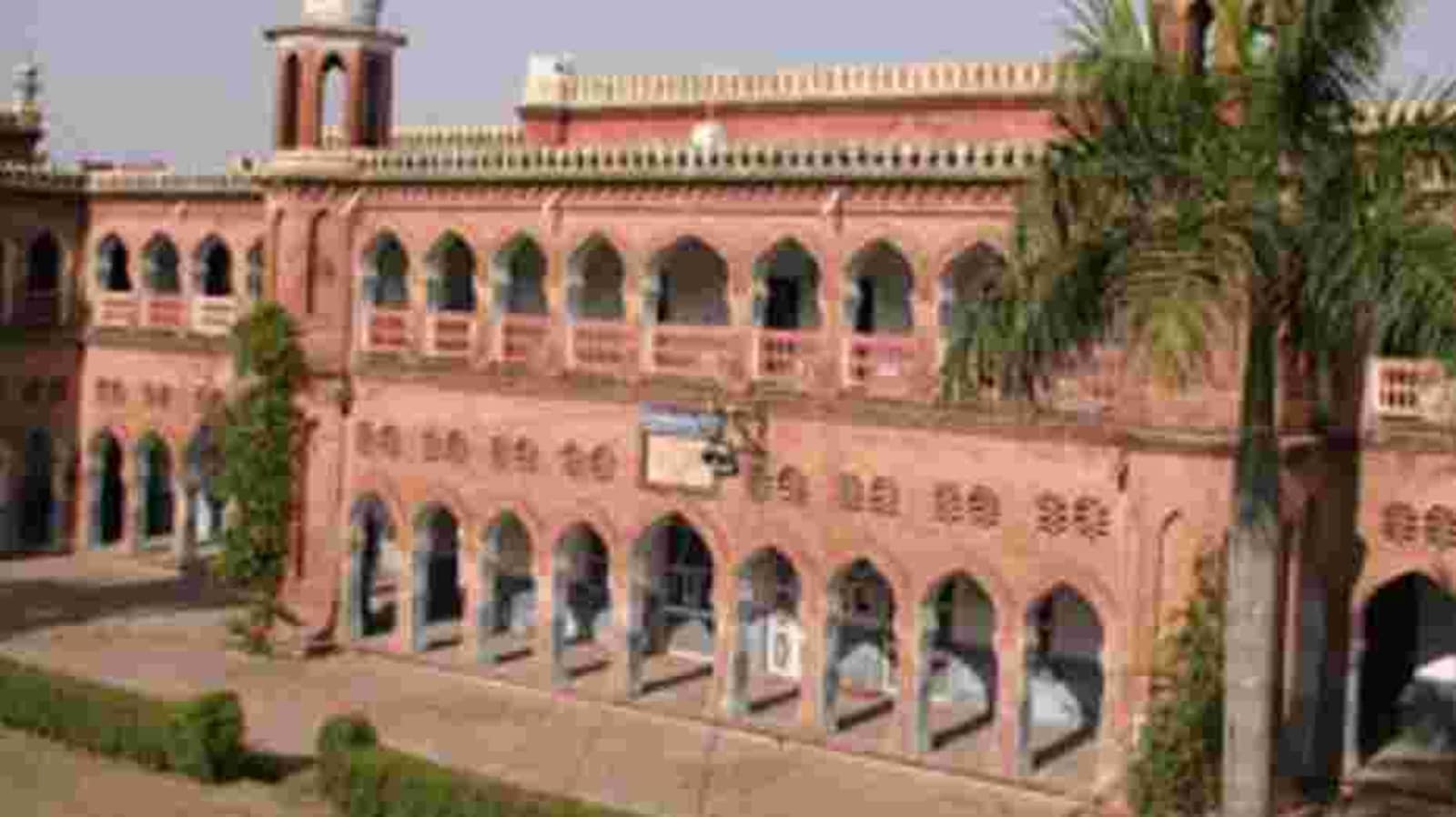 AMU buries time capsule to mark 100 years of institution | Hindustan Times