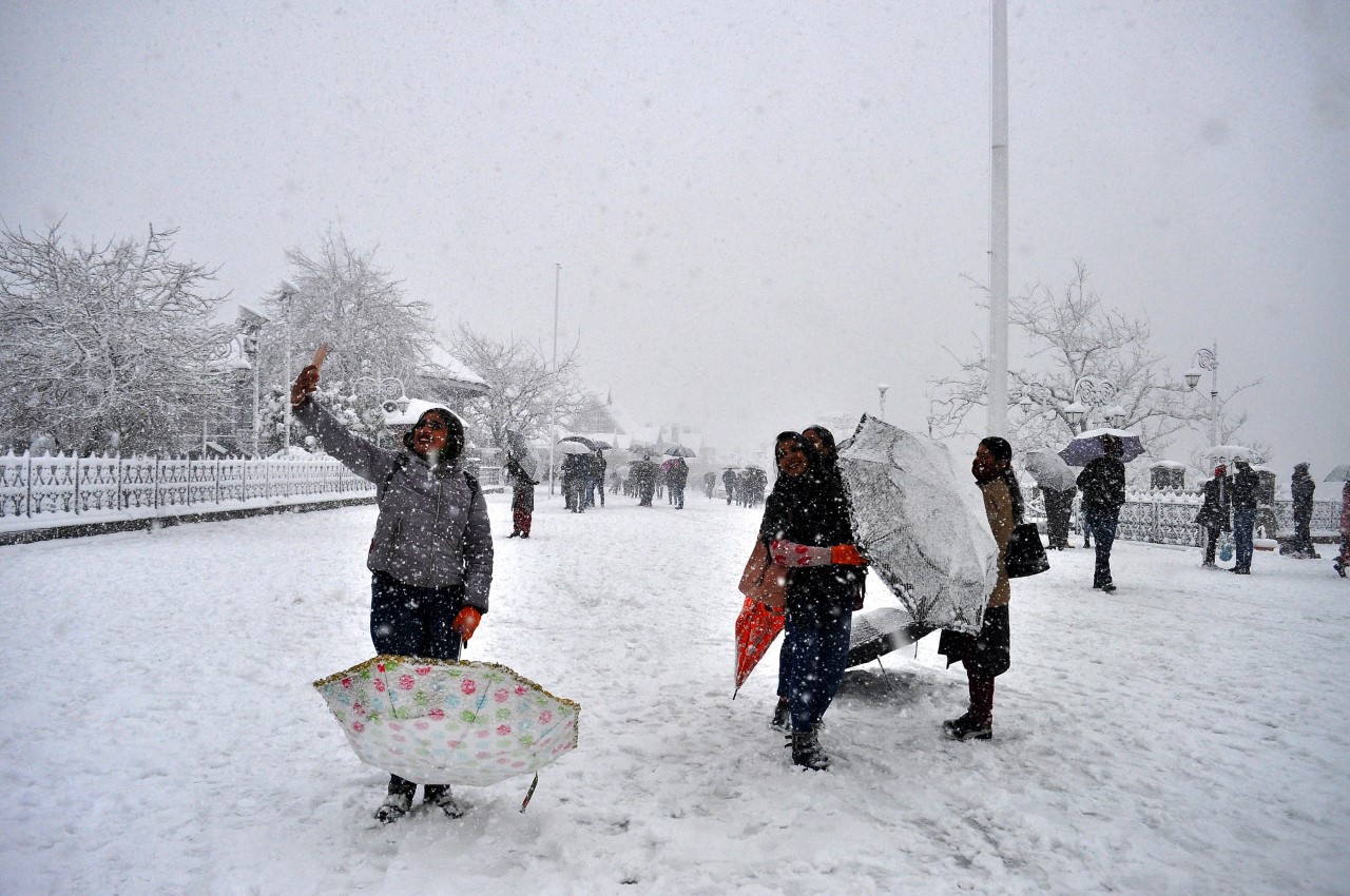 Heavy snowfall brings life to a grinding halt in higher reaches of ...