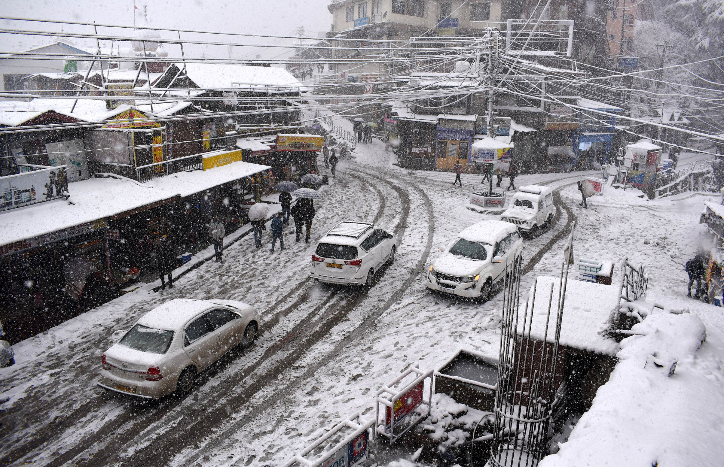 Heavy snowfall brings life to a grinding halt in higher reaches of ...