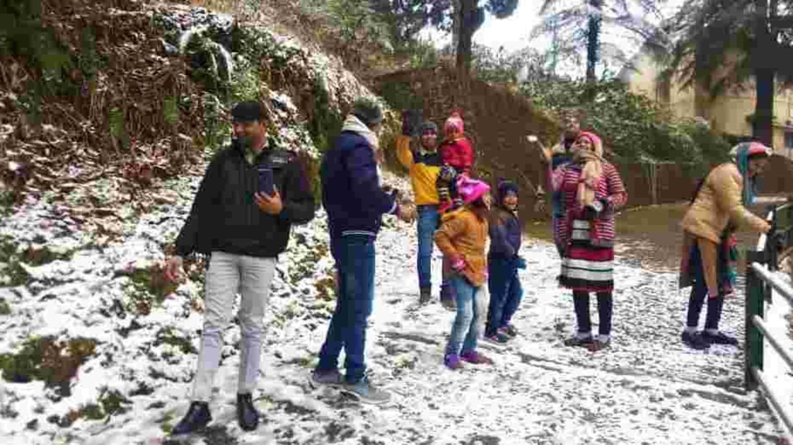In Photos: Mussoorie witnesses pristine snowfall - Hindustan Times
