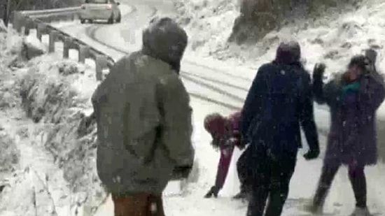 In Photos: Mussoorie witnesses pristine snowfall - Hindustan Times
