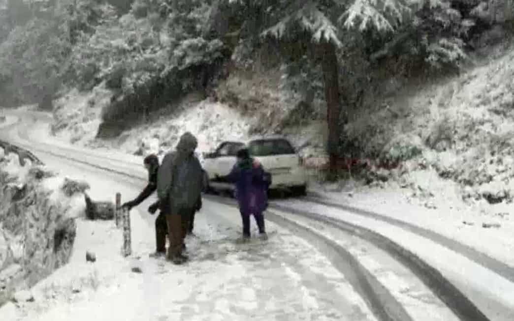 In Photos: Mussoorie witnesses pristine snowfall - Hindustan Times