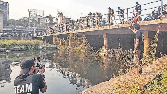 Onlookers crowd Bhide bridge as search underway after “crocodile ...